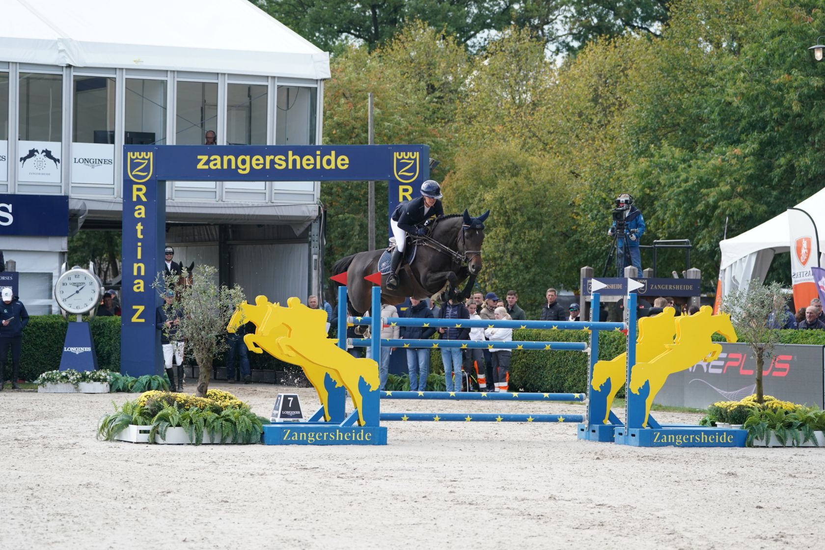 Ellen Zwijnenberg and N-Special de Fony-Bo rule in consolation for ...